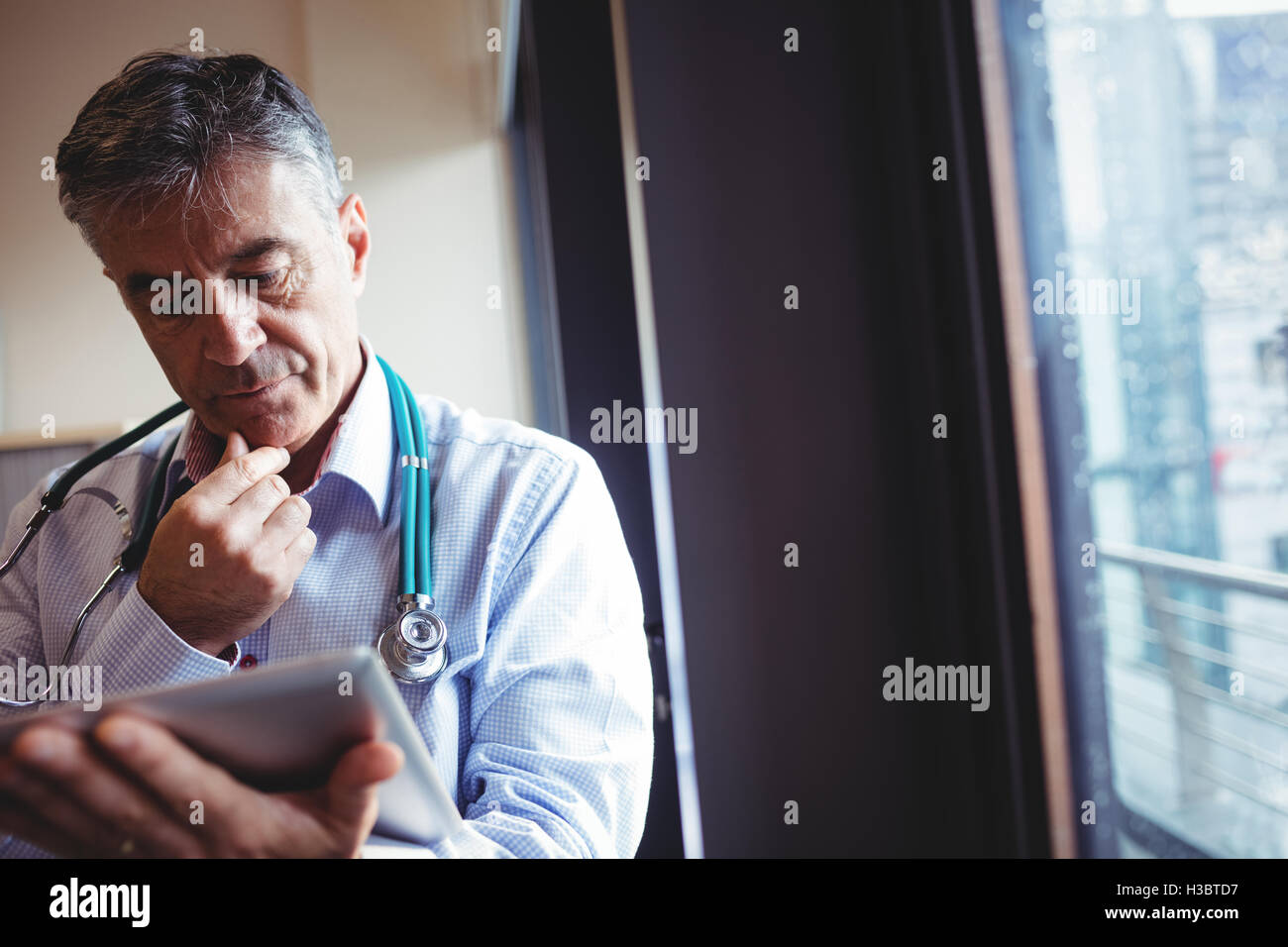 Doctor using digital tablet Stock Photo - Alamy