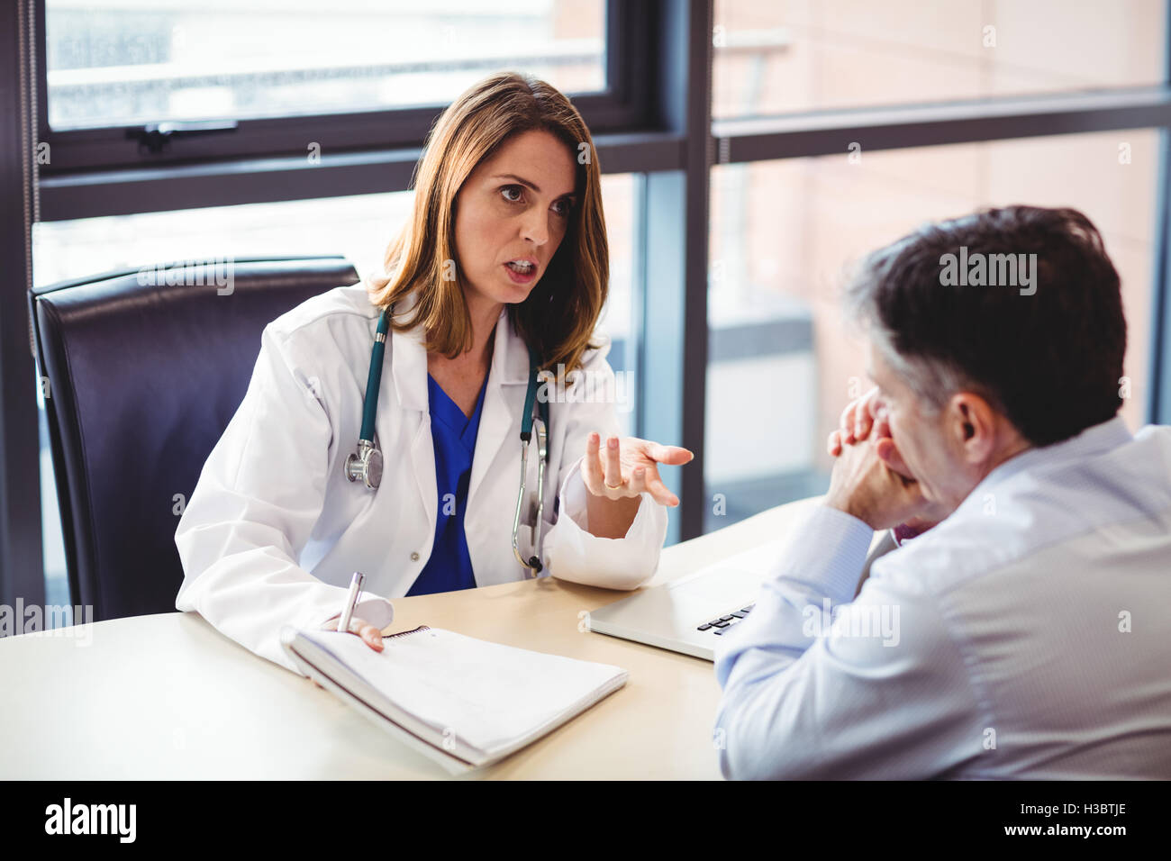 Doctor talking to patient computer hi-res stock photography and images ...
