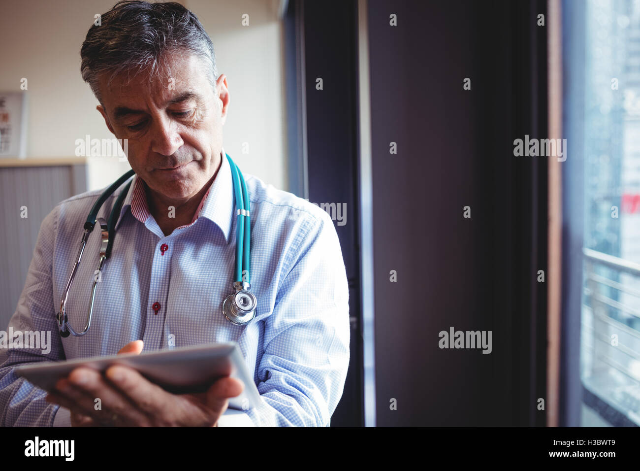 Doctor using digital tablet Stock Photo - Alamy