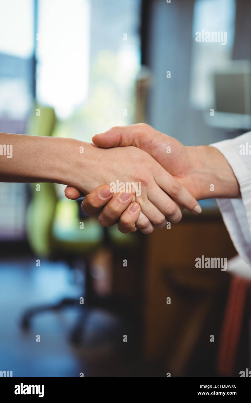 Young professional shaking hands hi-res stock photography and images ...