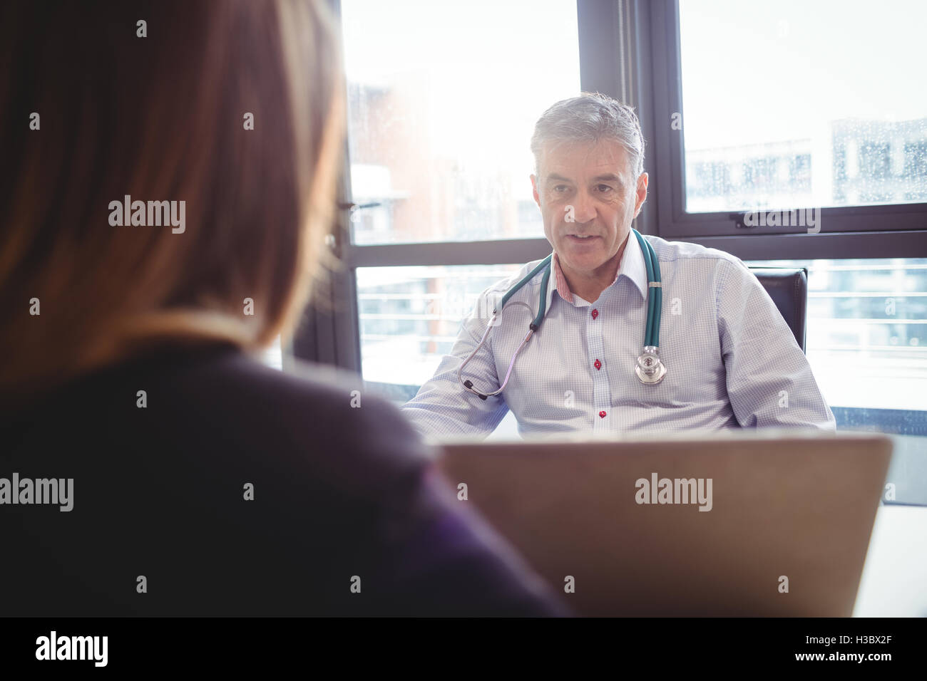 Doctor talking to patient computer hi-res stock photography and images ...