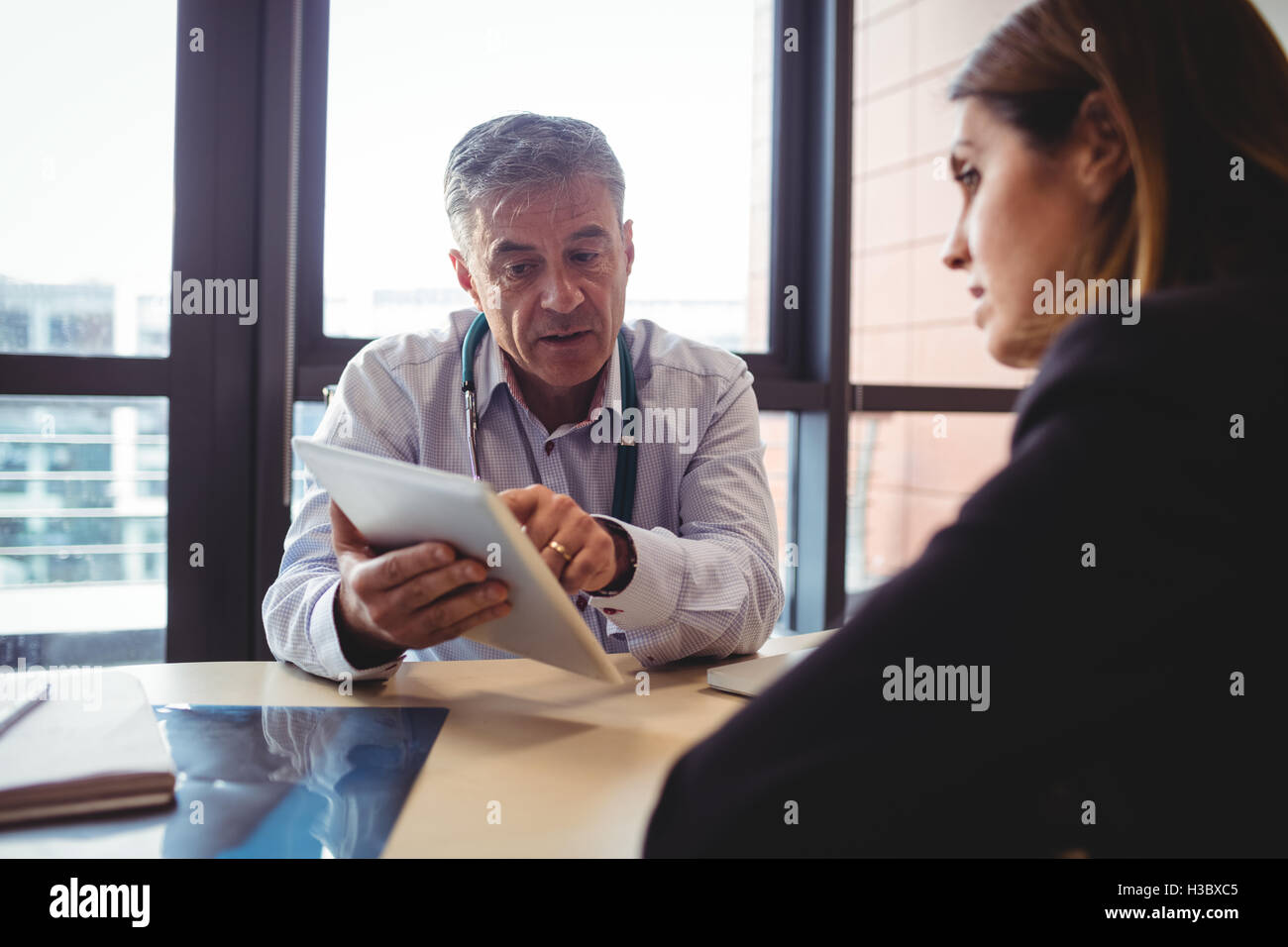 Doctor screen patient hi-res stock photography and images - Alamy
