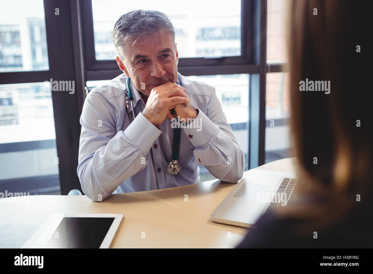 Doctor talking to patient computer hi-res stock photography and images ...