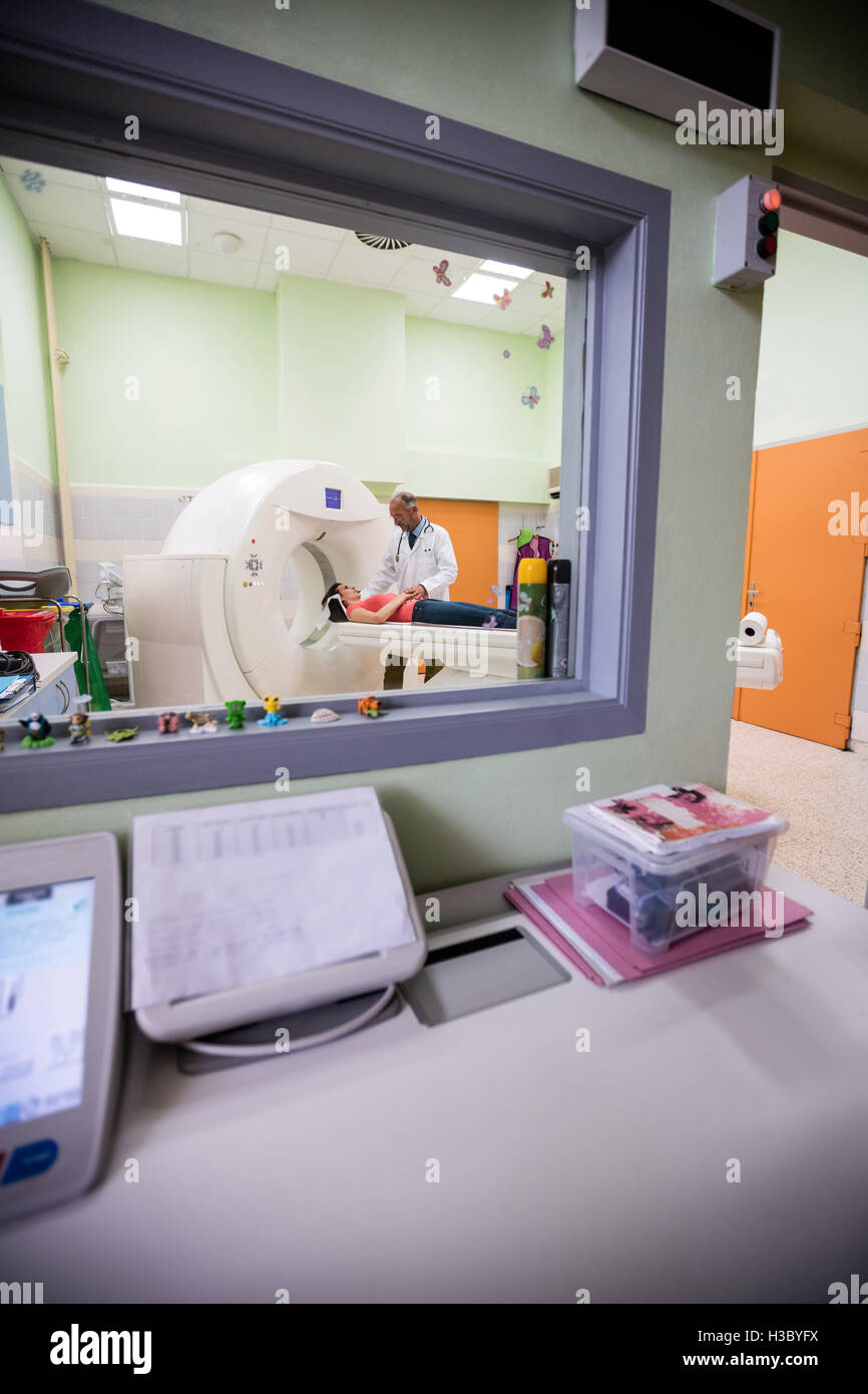 Patient entering mri scan machine Stock Photo - Alamy