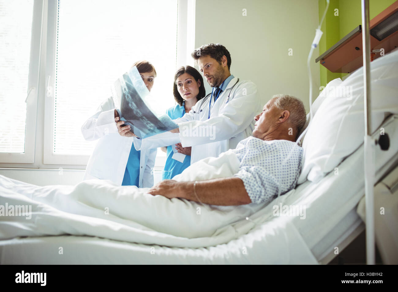 Doctors talking to elderly patient hi-res stock photography and images ...