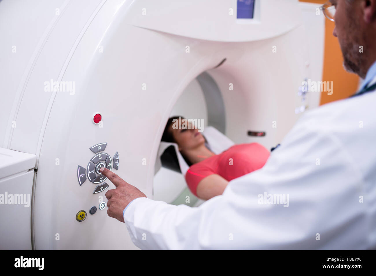 Patient entering mri scan machine Stock Photo - Alamy