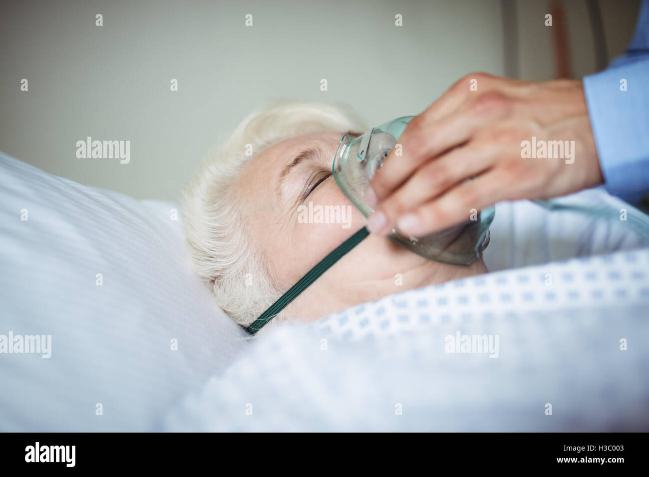 Doctor putting oxygen mask on patient Stock Photo - Alamy