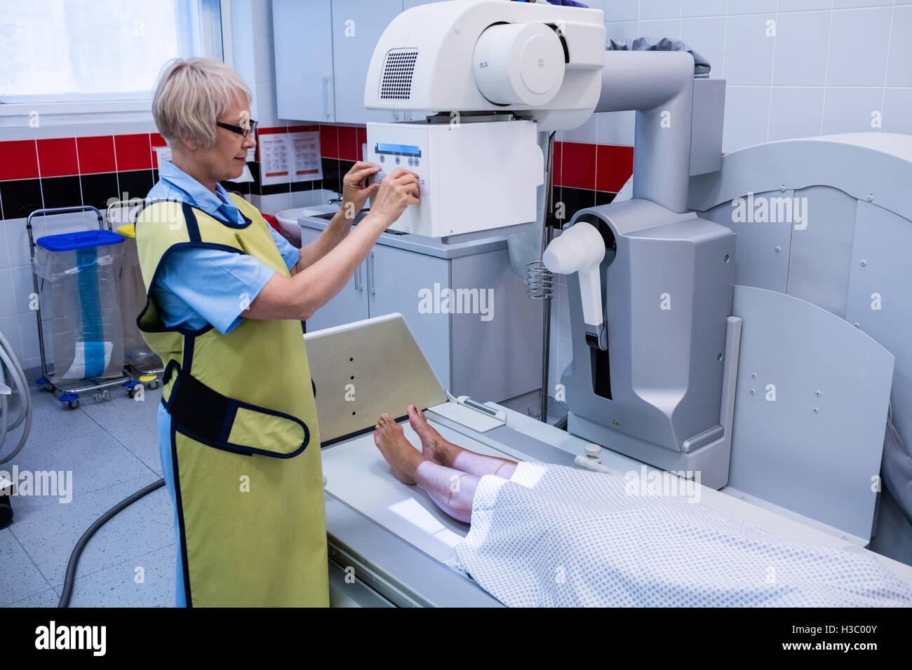 Doctor using x-ray machine to examine patient Stock Photo - Alamy