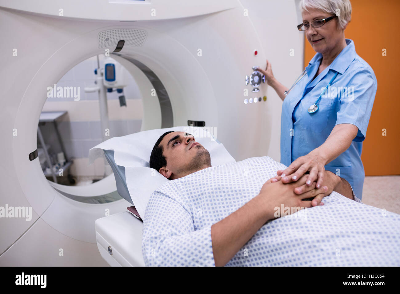 Patient entering mri scan machine Stock Photo - Alamy