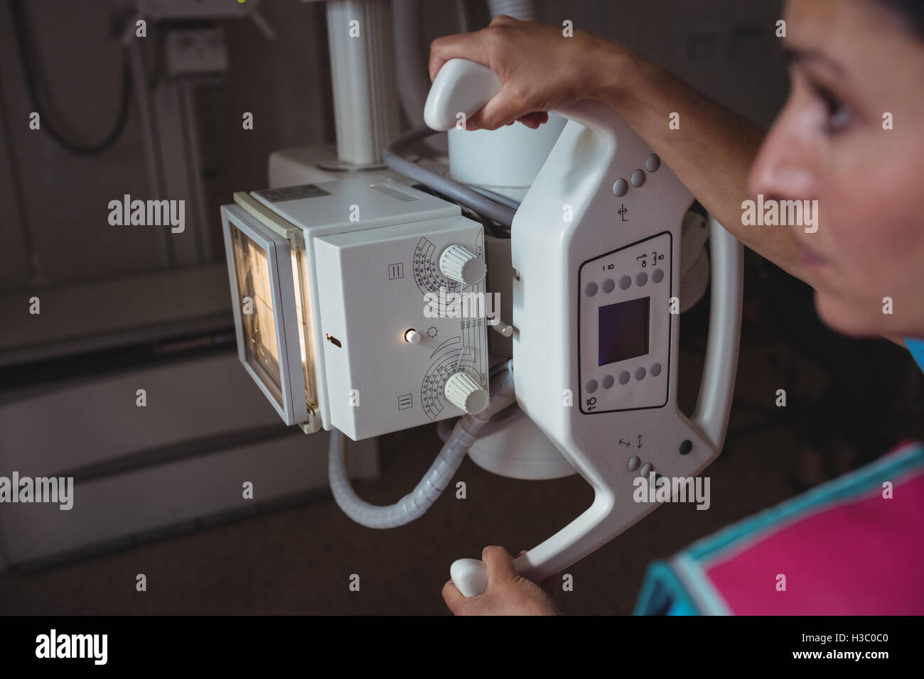 Female doctor working with x-ray machine Stock Photo - Alamy
