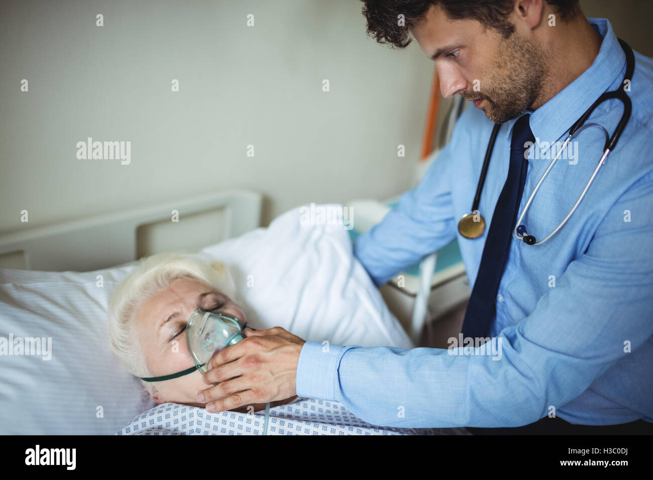 Elderly man on oxygen hi-res stock photography and images - Alamy