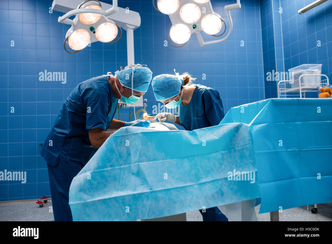 Surgeons performing operation in operation room Stock Photo - Alamy