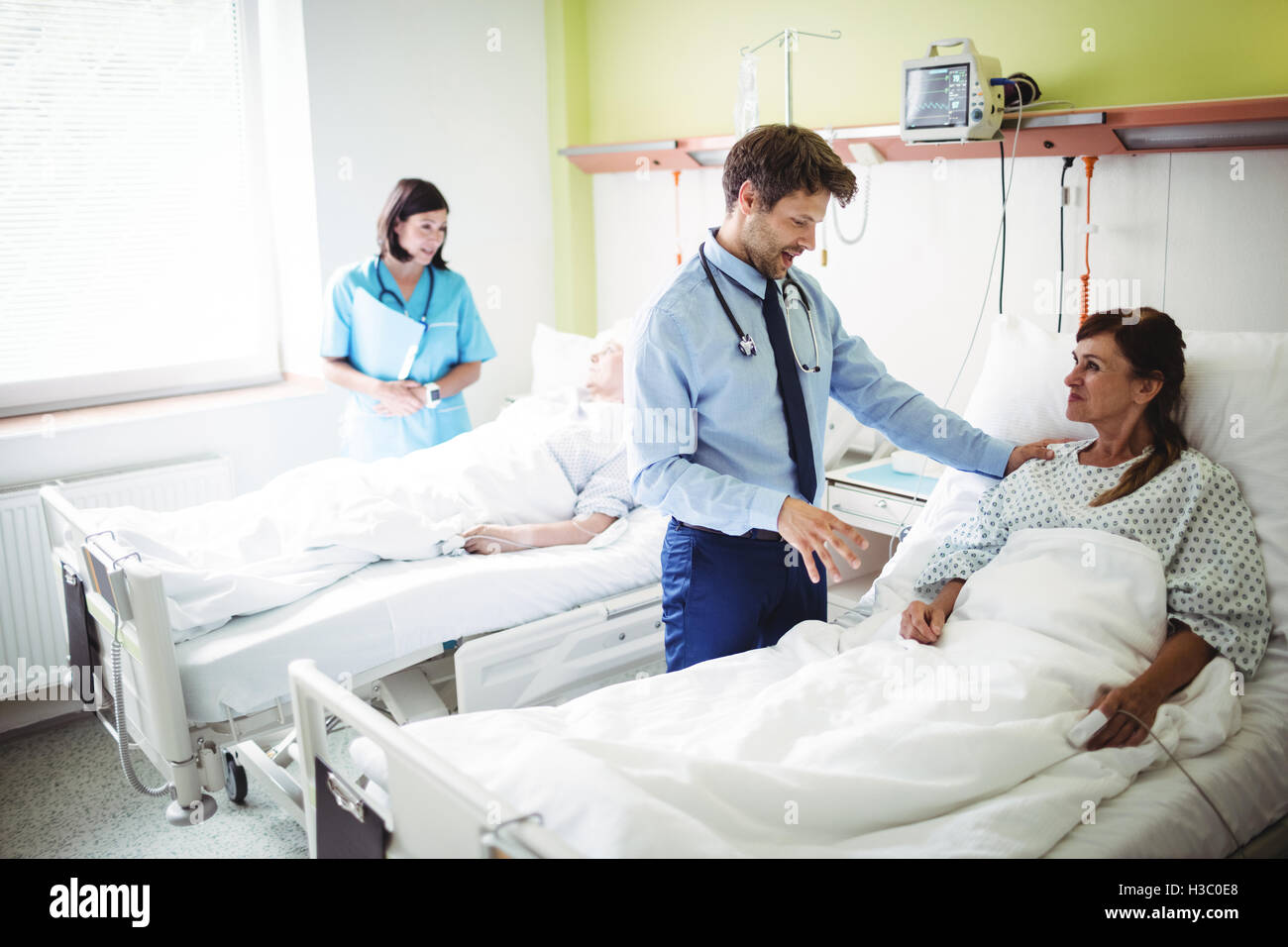 Doctors patients medical hospital hi-res stock photography and images ...
