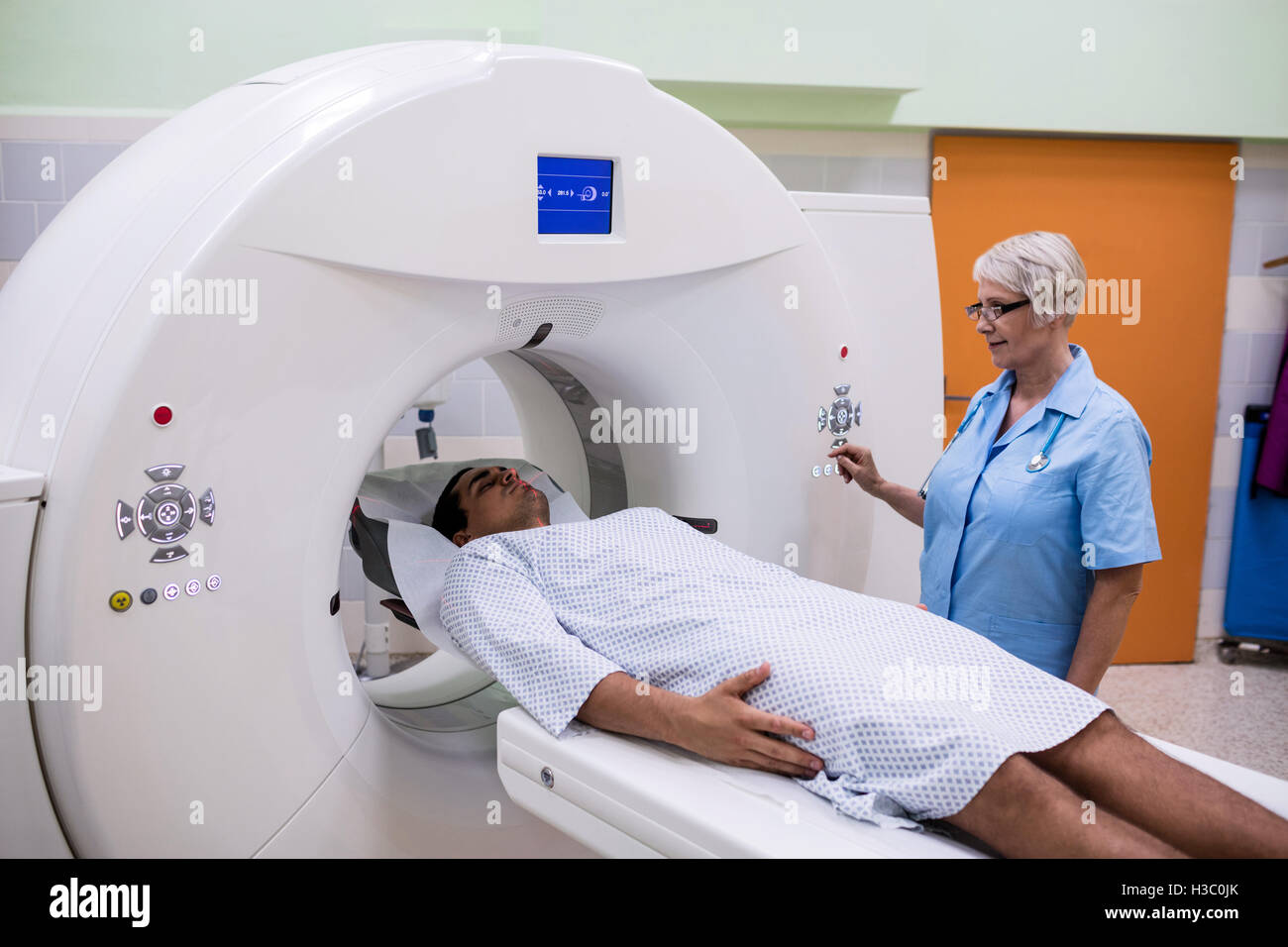 Patient entering mri scan machine Stock Photo - Alamy