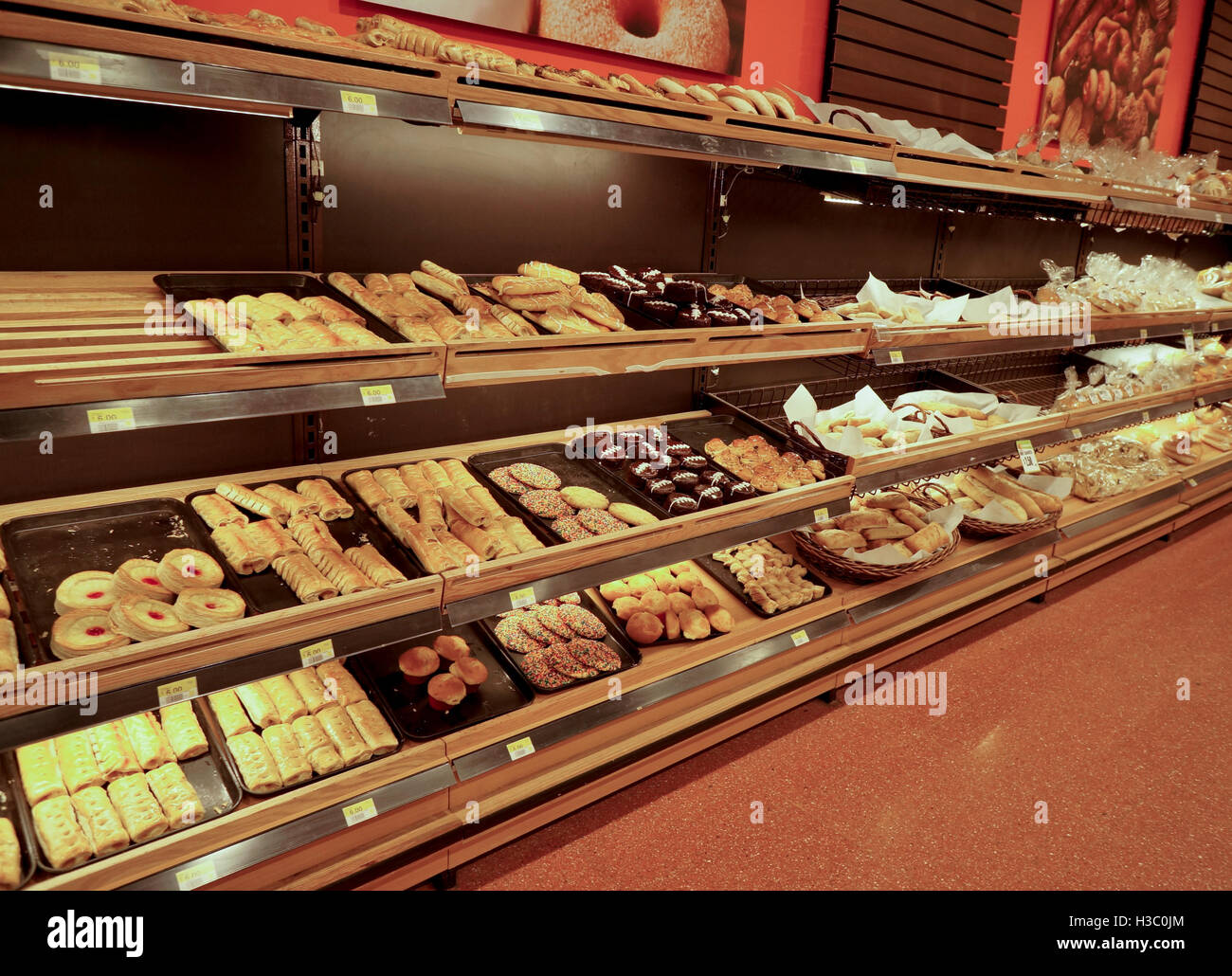 Walmart store bakery hi-res stock photography and images - Alamy