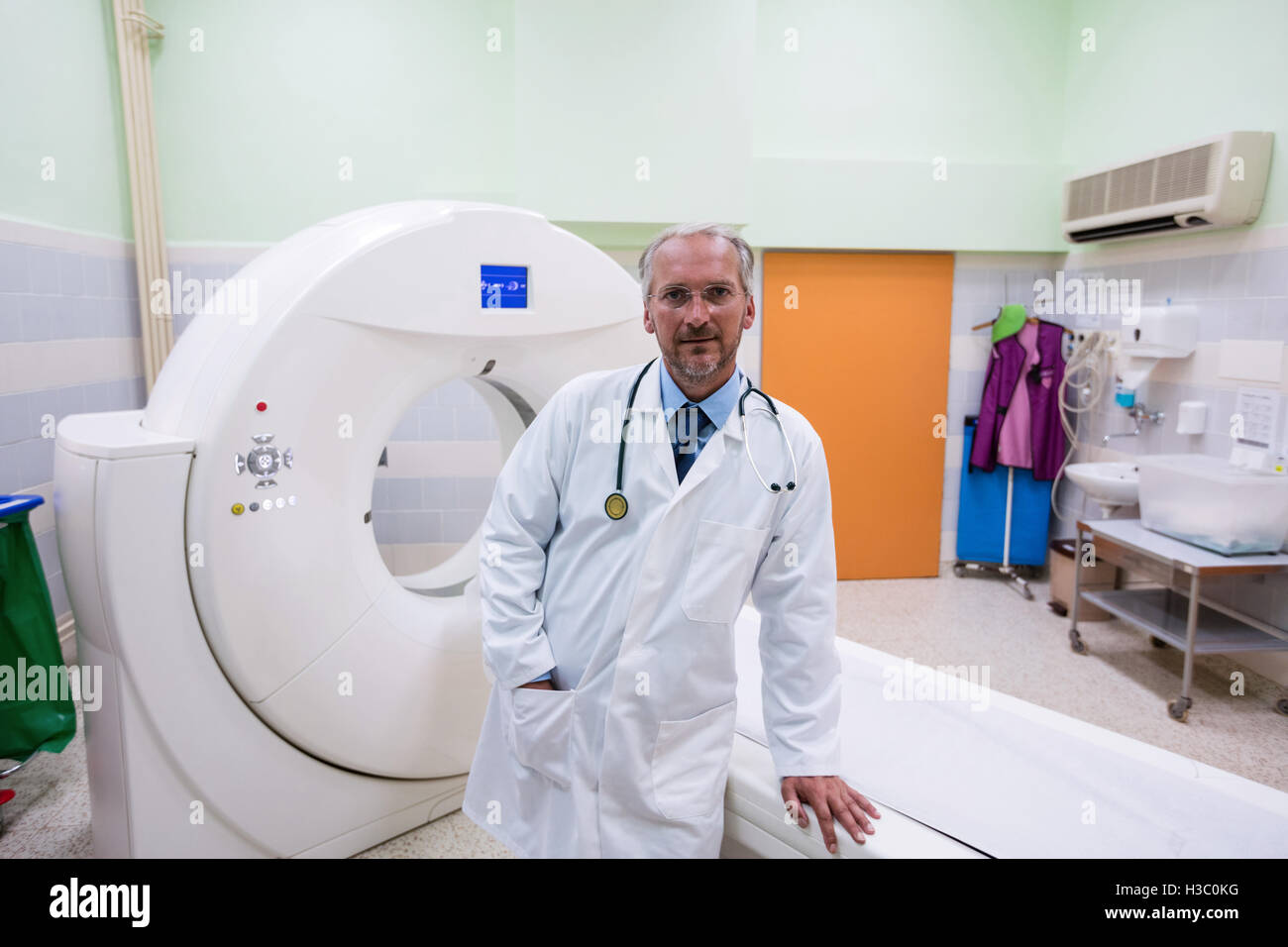 Portrait of doctor standing near mri scanner Stock Photo - Alamy