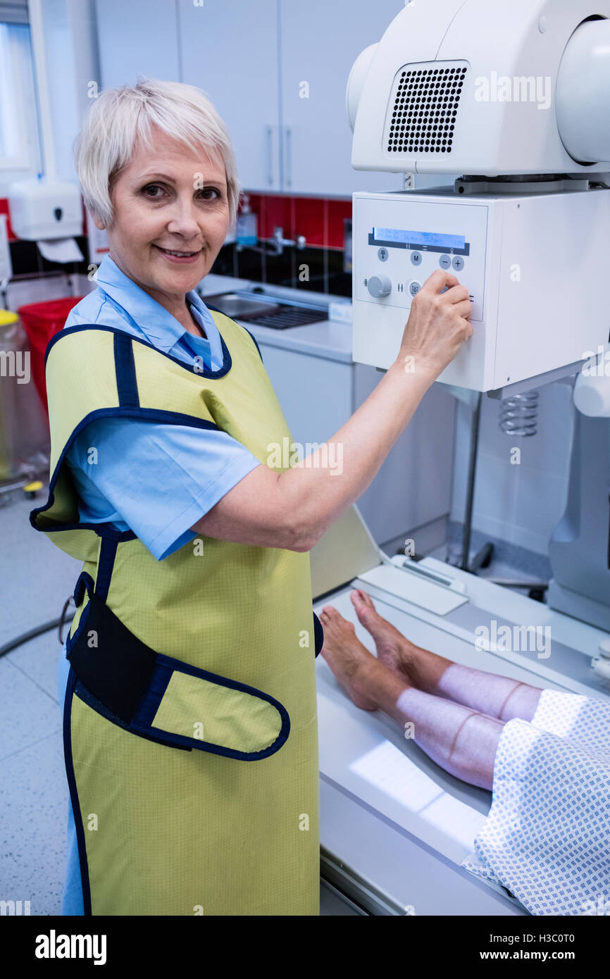 Doctor using x-ray machine to examine patient Stock Photo - Alamy