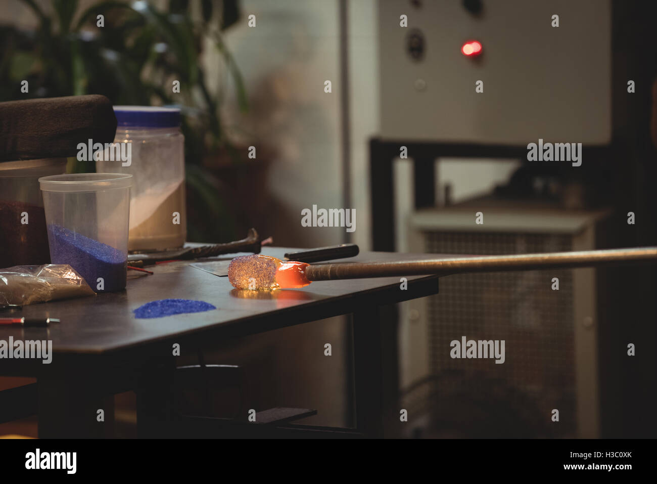 Rolling hot glass hi-res stock photography and images - Alamy