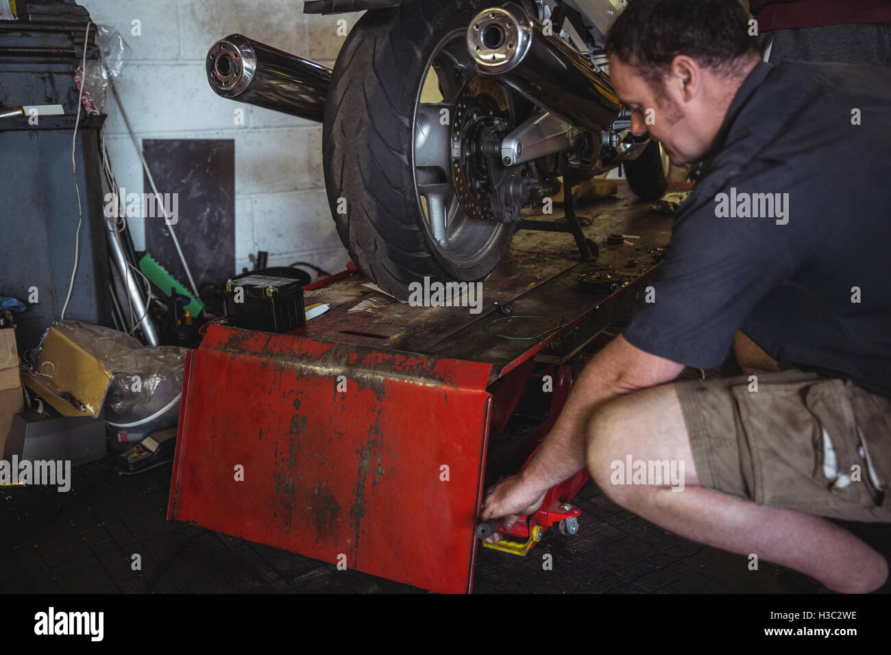 Mechanic lift hi-res stock photography and images - Alamy