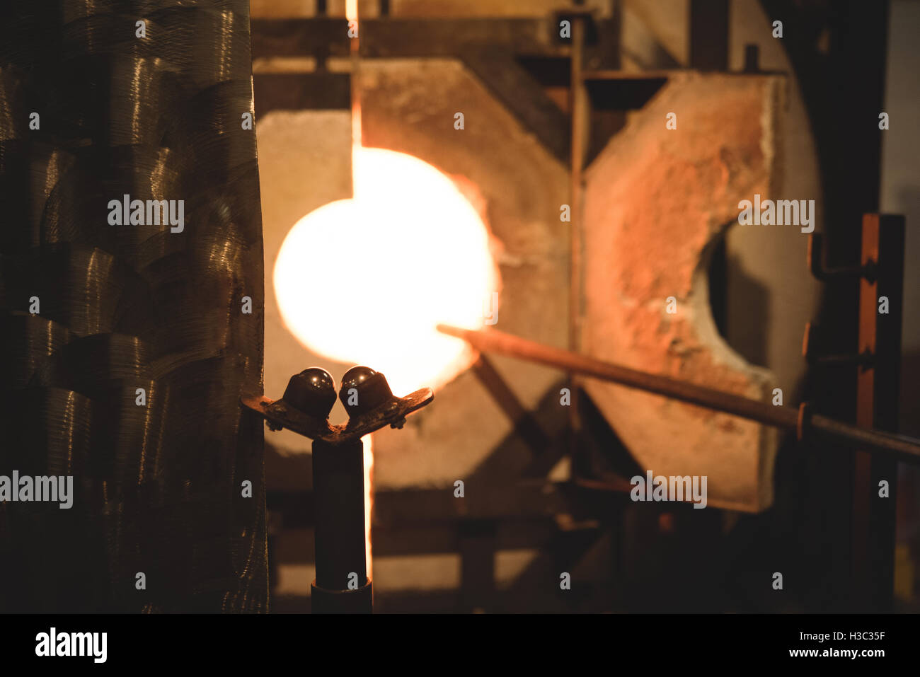 Glass furnace process hi-res stock photography and images - Alamy