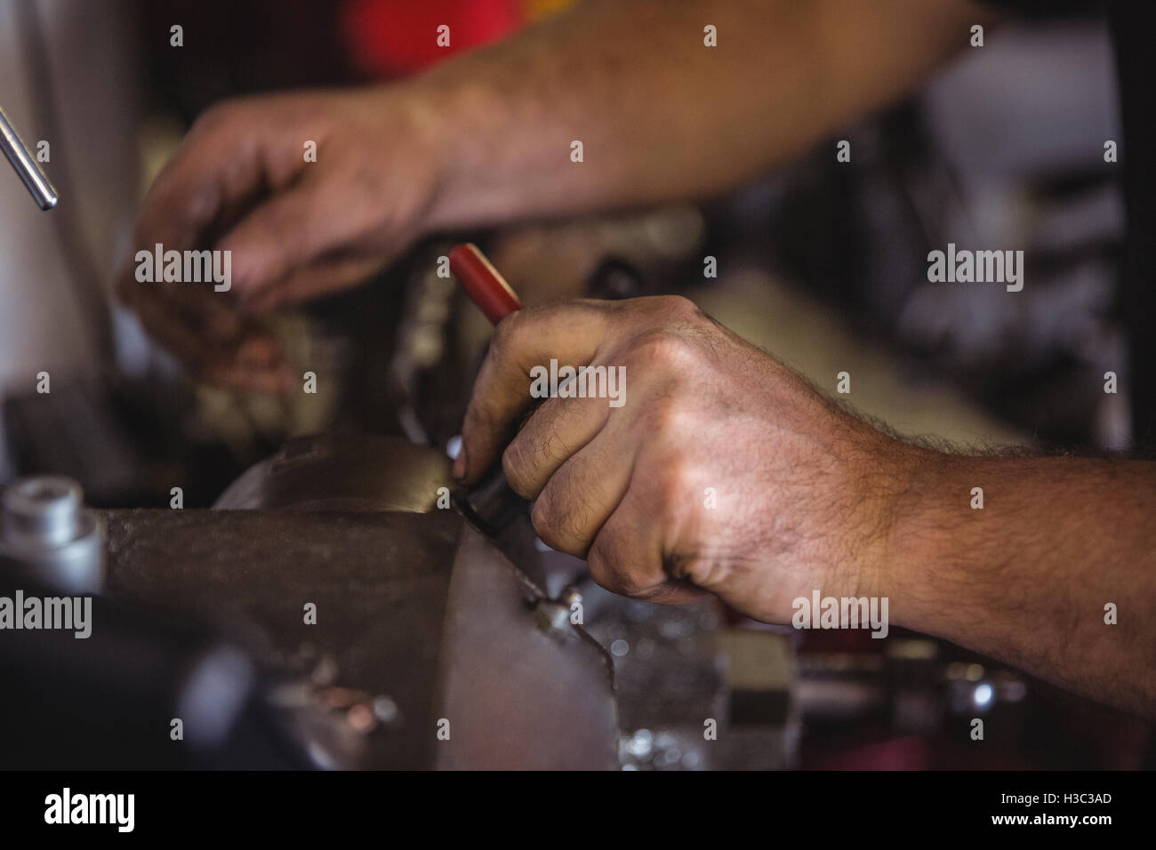 Man working on lathe hi-res stock photography and images - Alamy