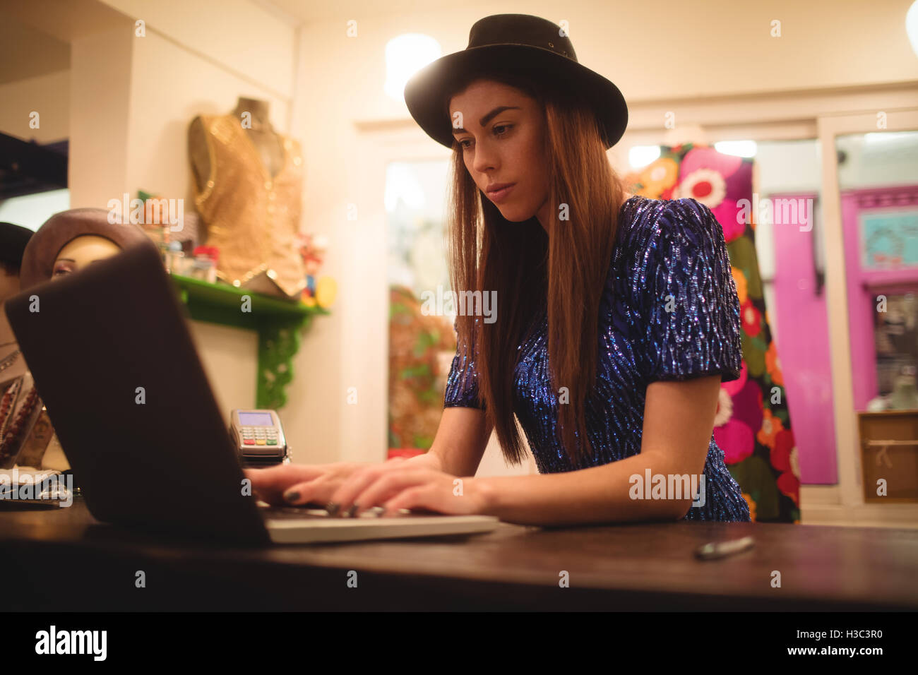 Female counter staff hi-res stock photography and images - Alamy