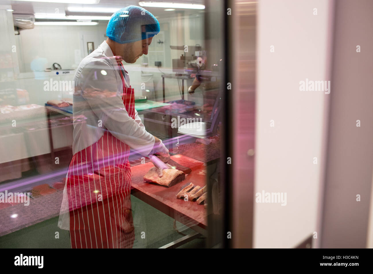 Butcher chopping red meat Stock Photo - Alamy