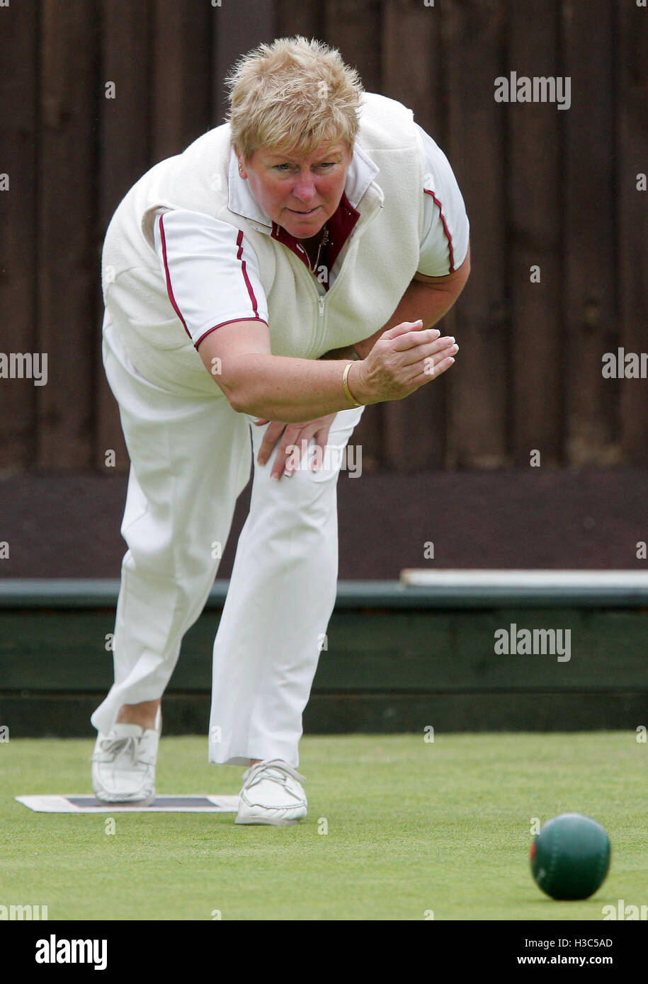 Myra Smith (Clockhouse, white) vs Brig Gunn (Mersea Island, blue ...