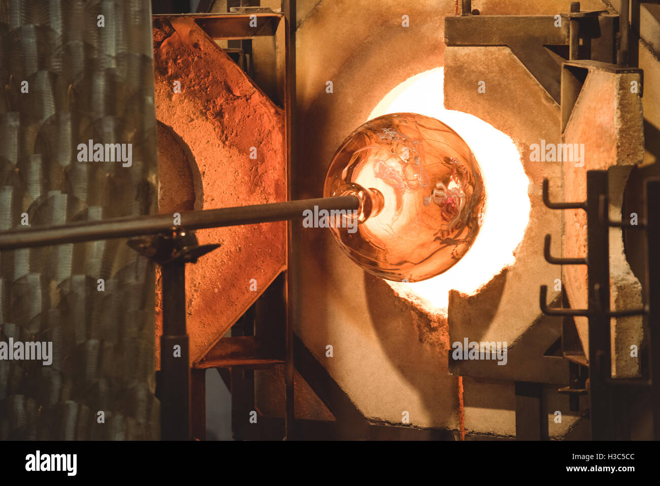 Glass furnace process hi-res stock photography and images - Alamy