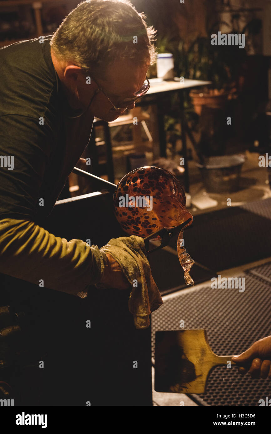 Glassblowers shaping hot glass hi-res stock photography and images - Alamy