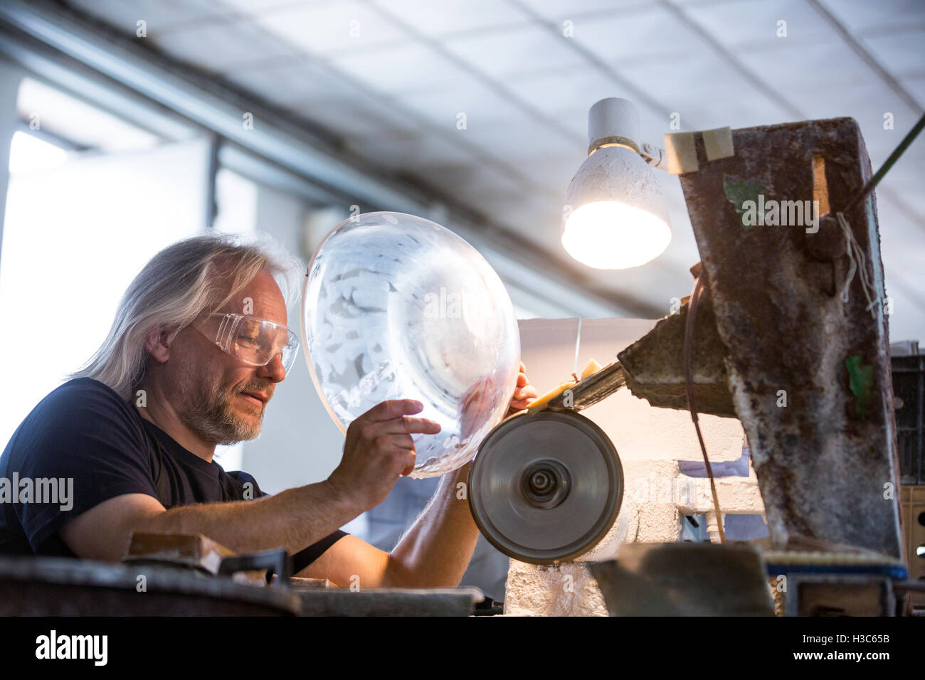 Glassblower working on a glass Stock Photo - Alamy