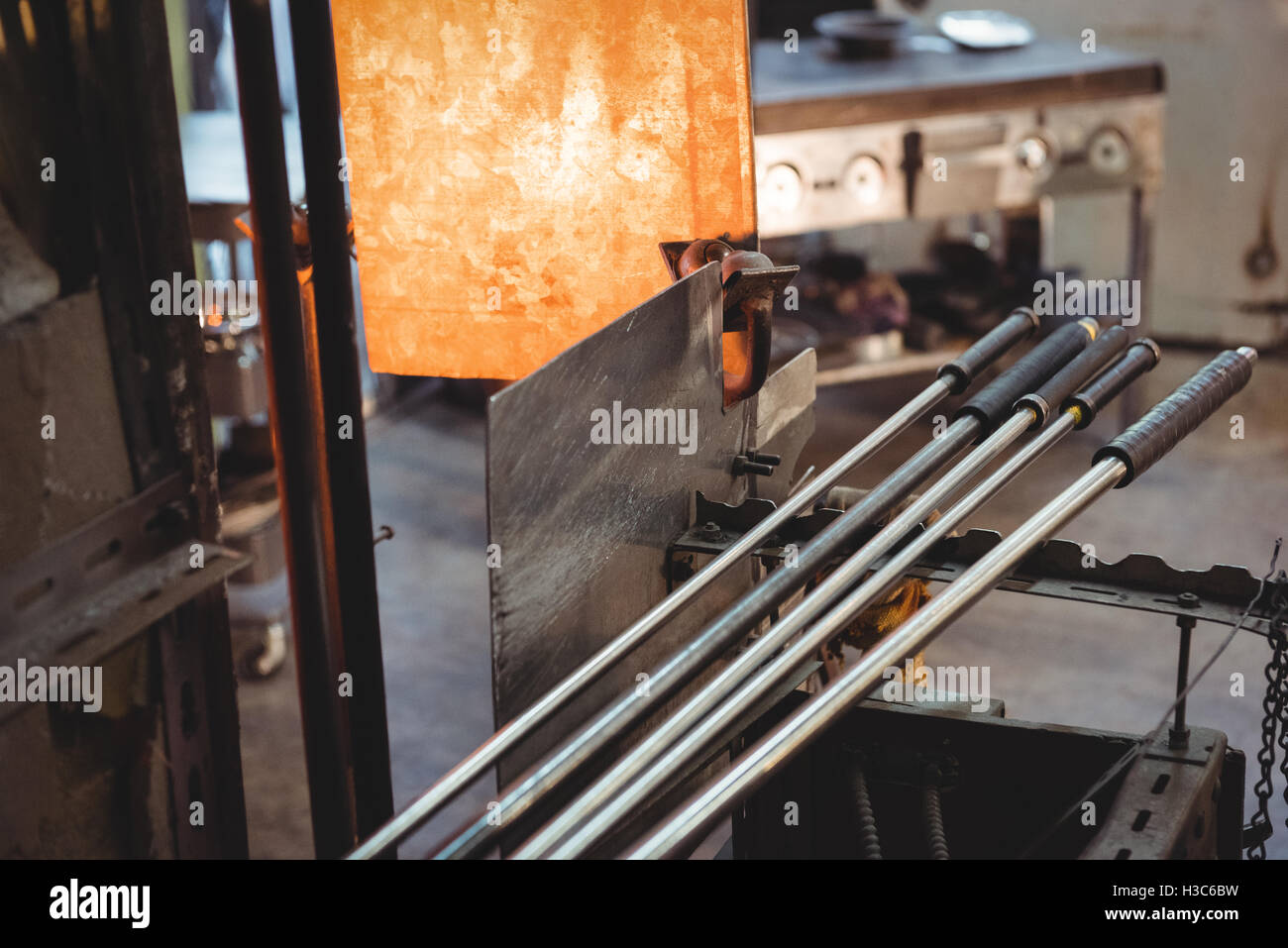 Glass furnace process hi-res stock photography and images - Alamy