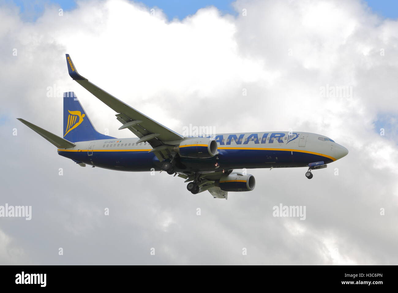 Ryanair Boeing 737-800 Next Gen EI-DWY approaching Birmingham Airport ...