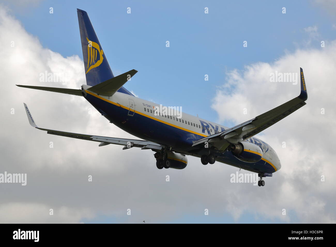 Ryanair Boeing 737-800 Next Gen EI-DWY approaching Birmingham Airport ...