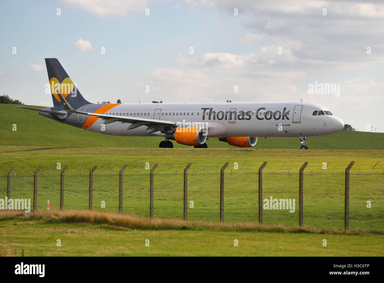 Thomas cook airbus a321 200 hi-res stock photography and images - Alamy