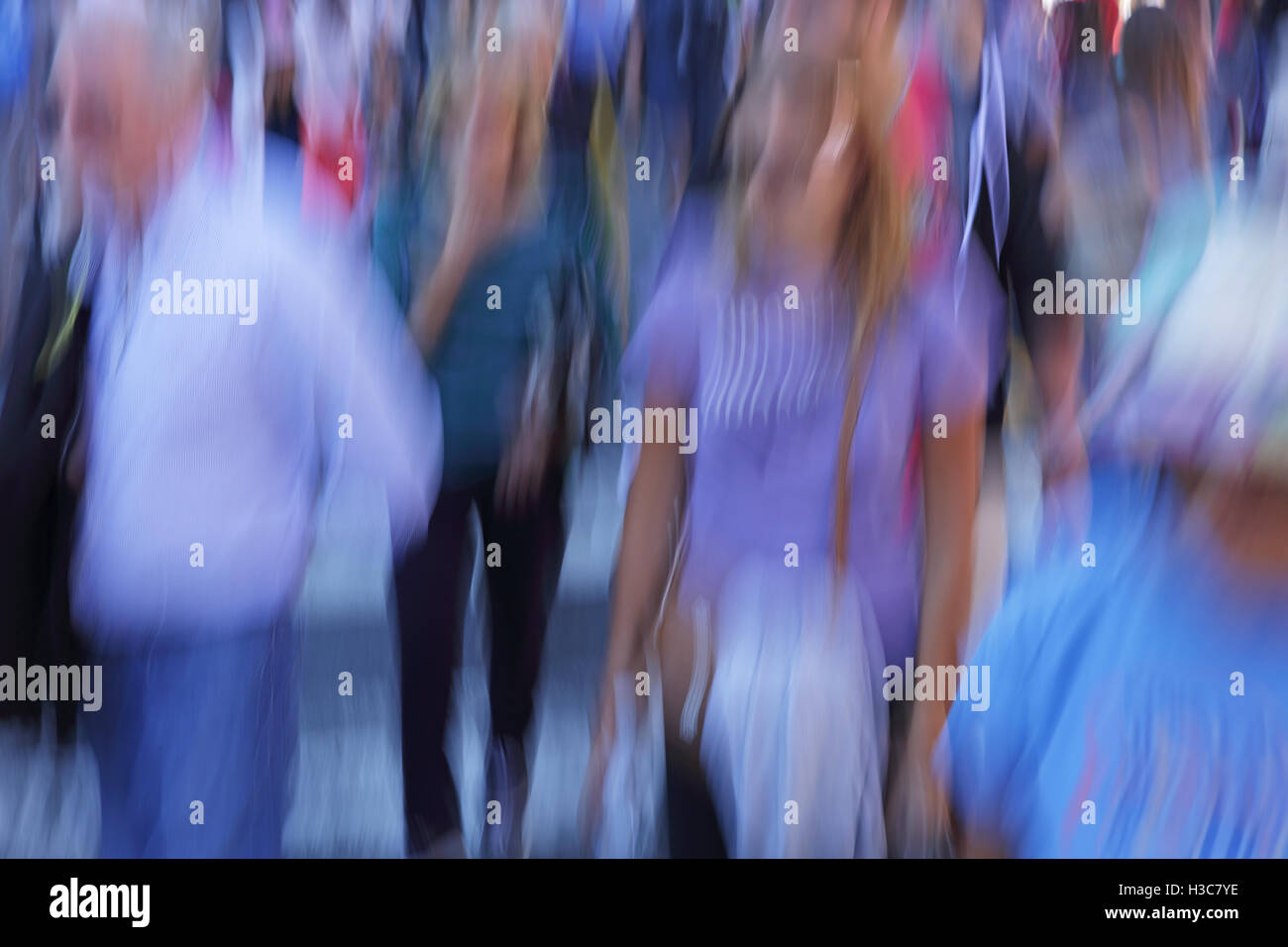 Blurred street crowd hi-res stock photography and images - Alamy