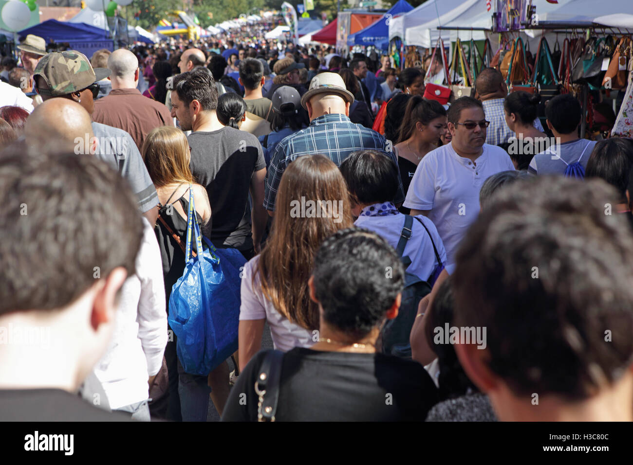 Crowd walking hi-res stock photography and images - Alamy