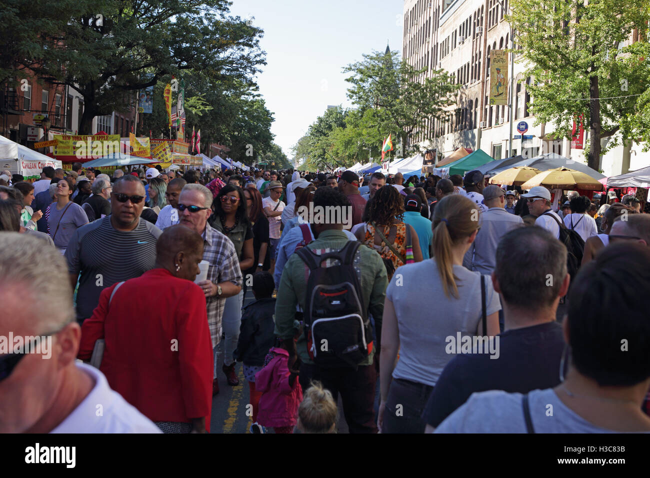 Diverse crowd faces hi-res stock photography and images - Alamy