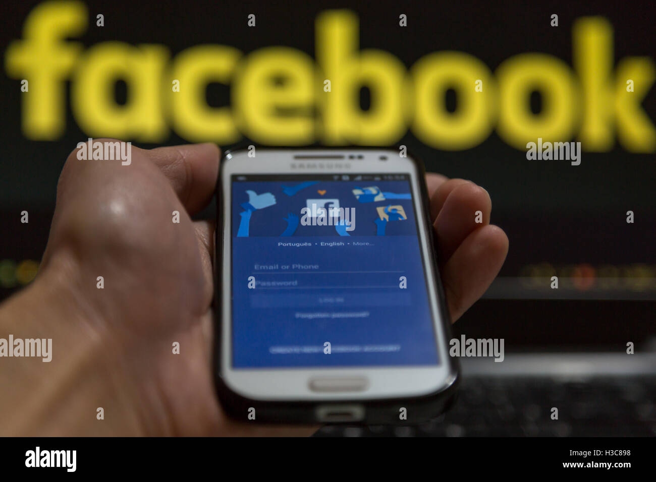 World smartphone facebook hi-res stock photography and images - Alamy