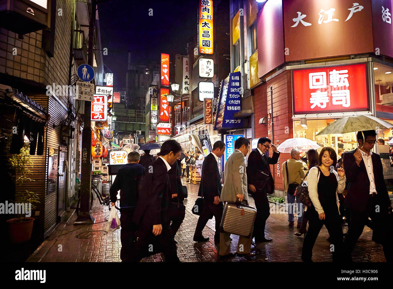 Men in suits crossing the road hi-res stock photography and images - Alamy