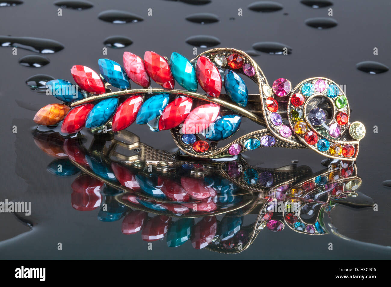 Silver broach hi-res stock photography and images - Alamy