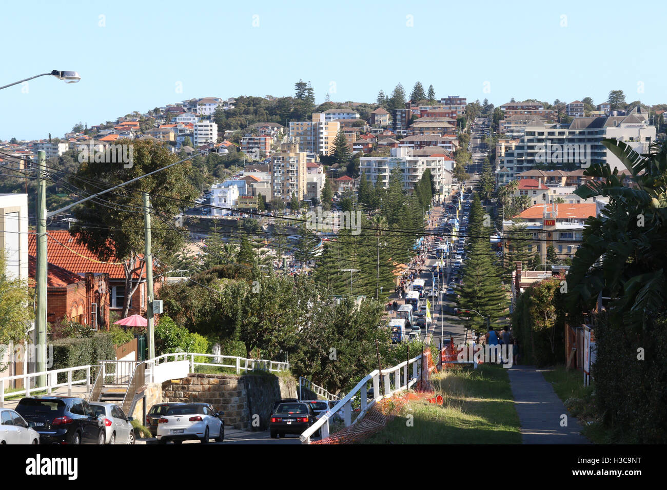 View down Arden Street, Coogee, a beachside Sydney suburb Stock Photo ...