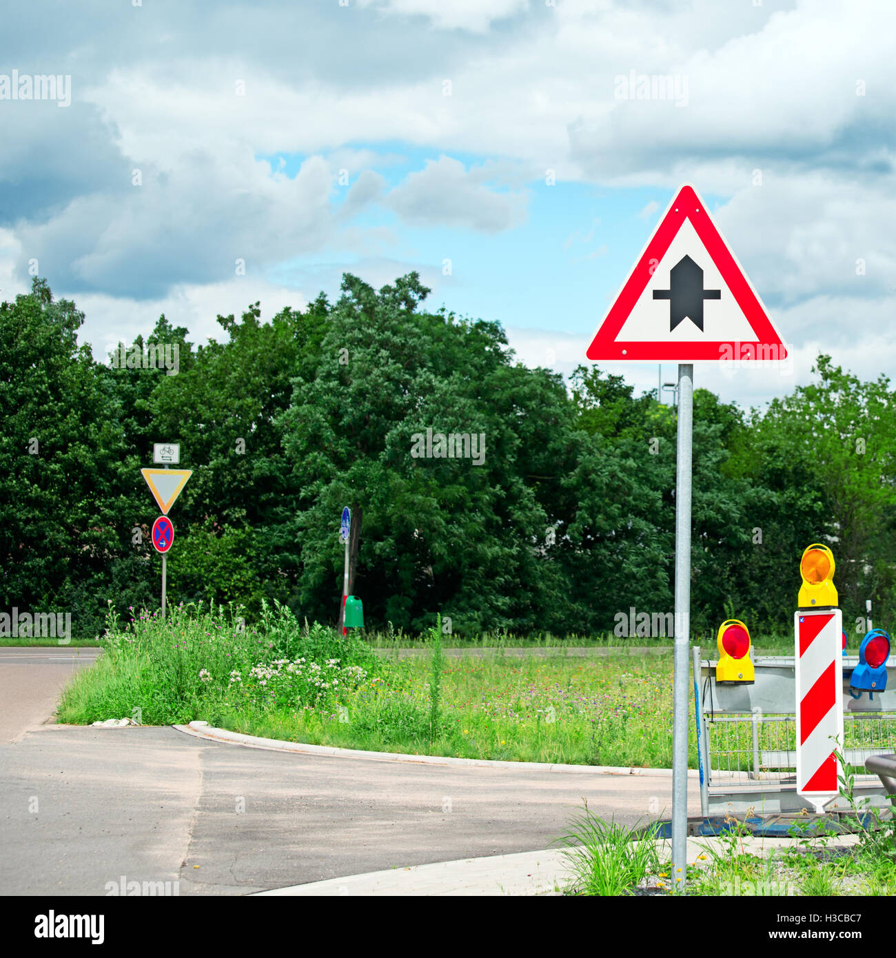 Crossroad intersection triangle traffic sign hi-res stock photography ...