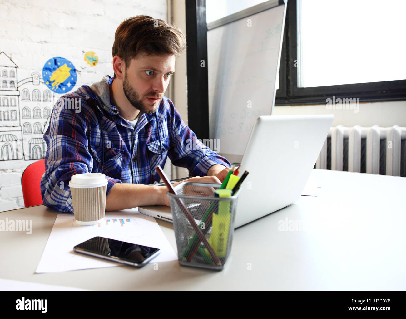 Photo young and talente finance manager working with new project ...