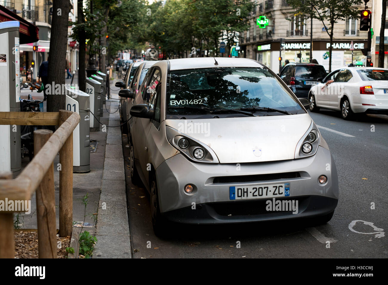 Electric car paris hi-res stock photography and images - Alamy