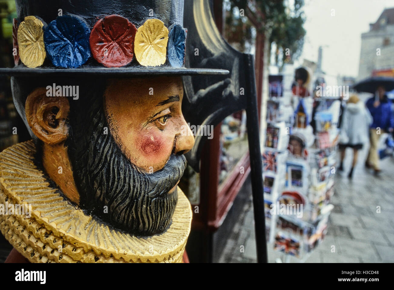 Yeoman warder beefeater guard hat and ruff collar statue. Windsor ...