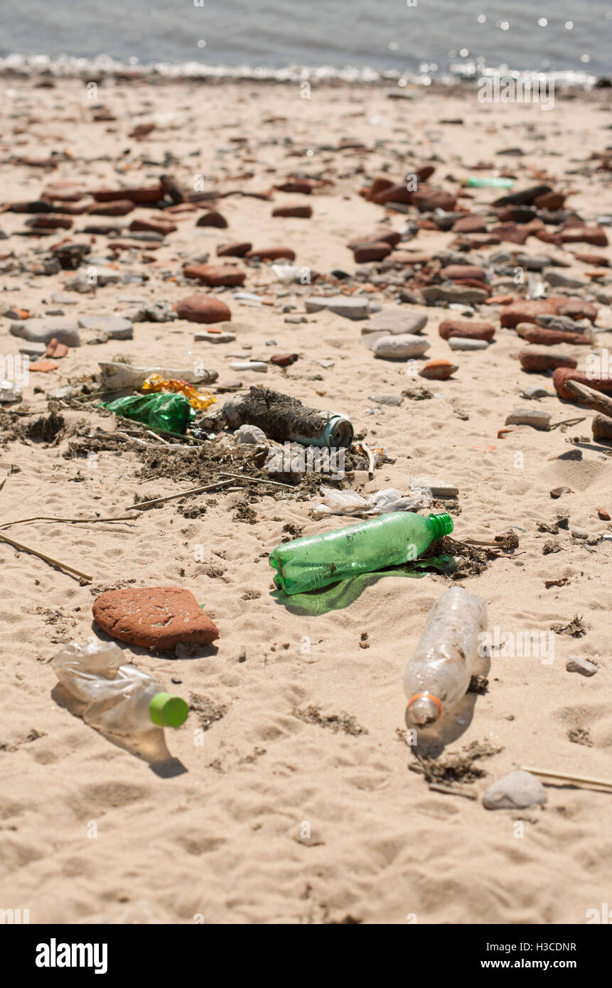 Trash washed up on beach Stock Photo - Alamy