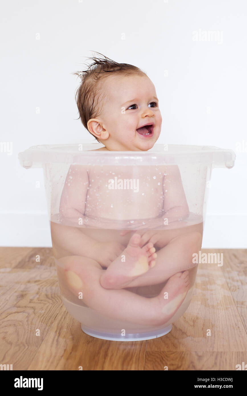 Baby bathing in a plastic tub Stock Photo - Alamy