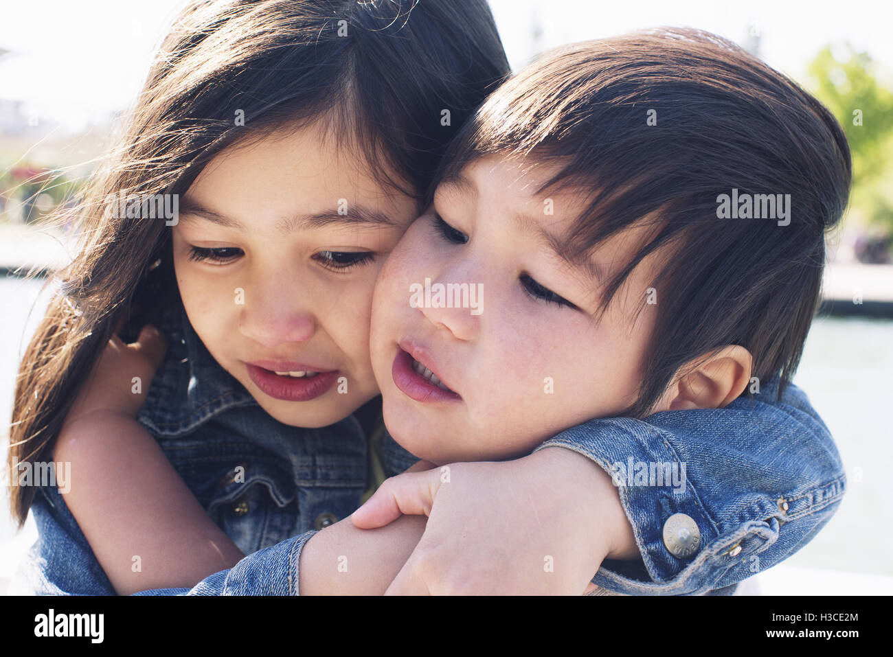 Hugs families hi-res stock photography and images - Alamy