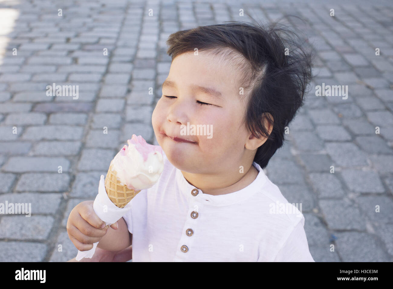 Little boy eating ice cream cone Stock Photo - Alamy
